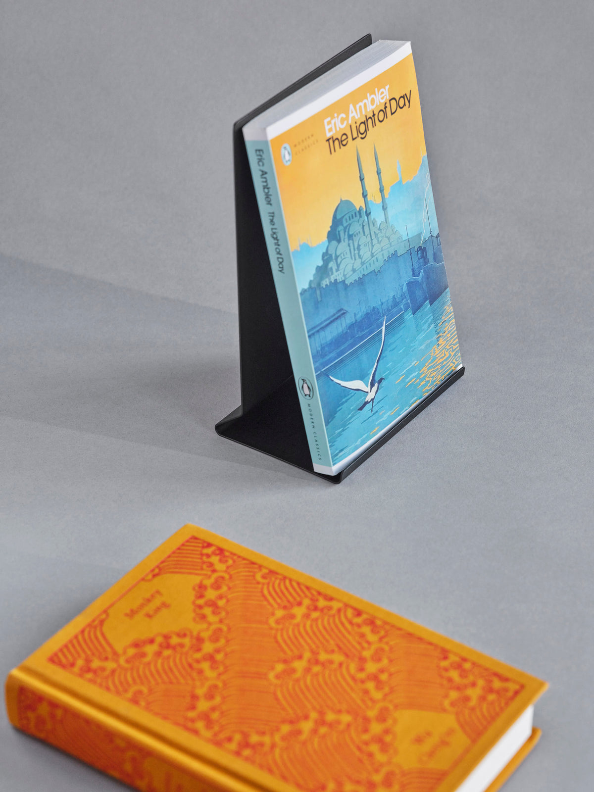 Penguin x MOEBE Book Stand | Designed by MOEBE – moebe.dk